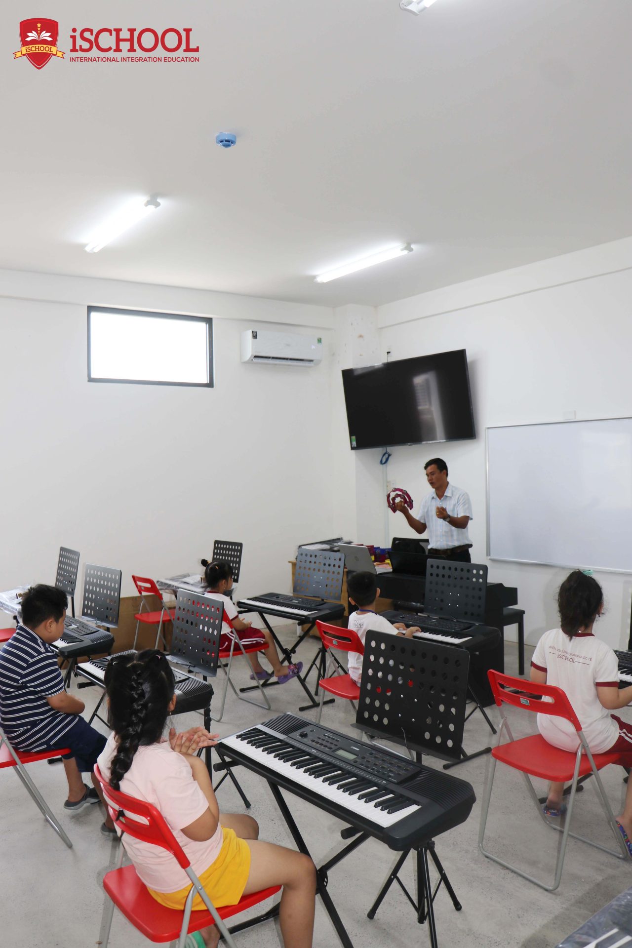 TIỂU HỌC iSCHOOL BẠC LIÊU: TRẢI NGHIỆM TIẾT HỌC ÂM NHẠC - TIẾNG ANH HỘI ...