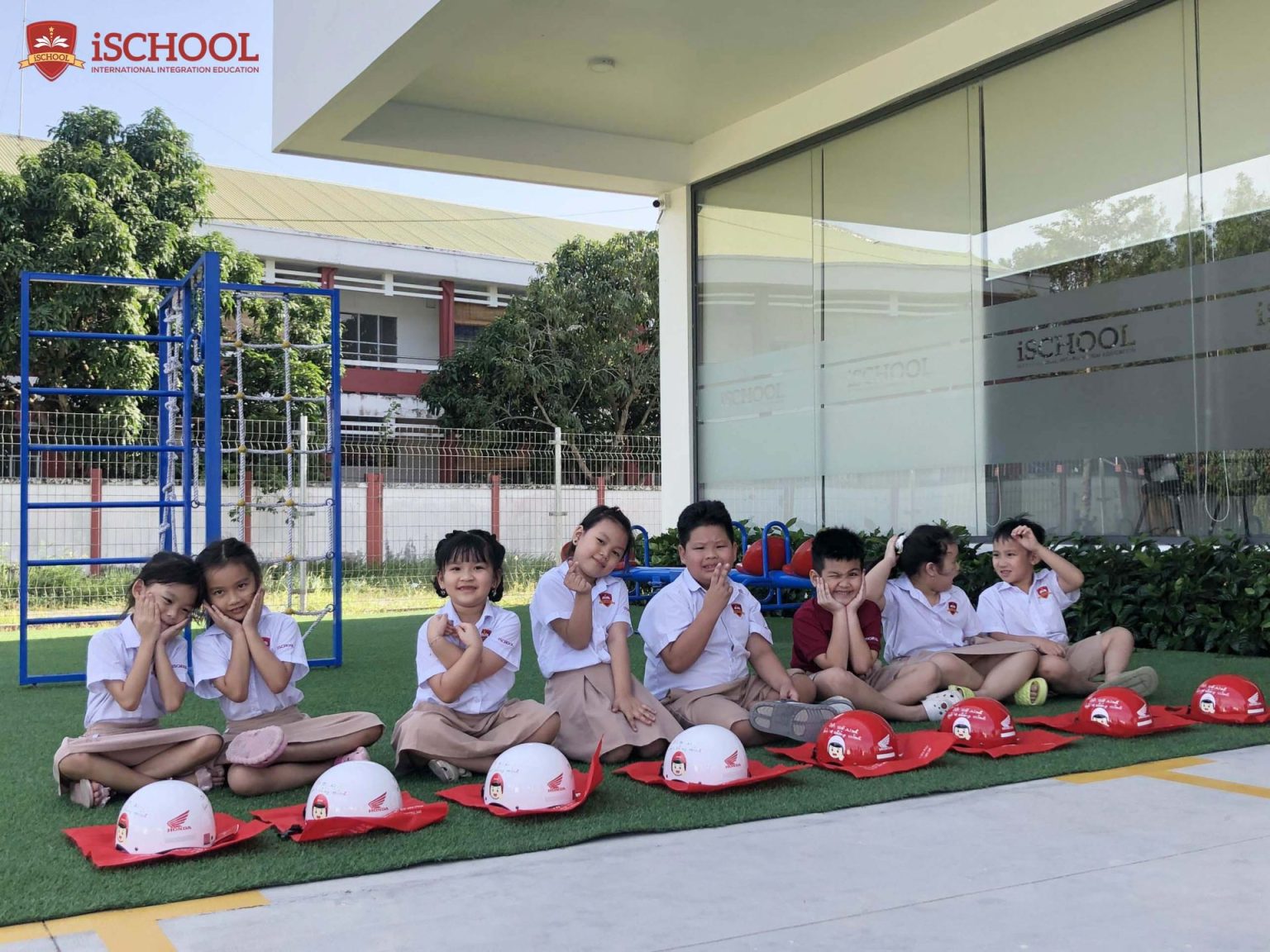 TIỂU HỌC iSCHOOL BẠC LIÊU: HONDA VIỆT NAM TRAO TẶNG NÓN BẢO HIỂM CHO HỌC SINH LỚP 1 - iSchool ...